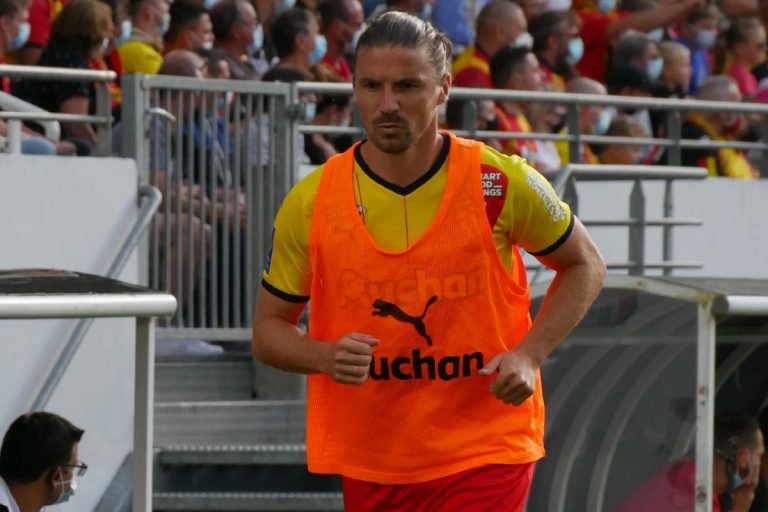 Le RC Lens présente son nouveau staff, avec Yannick Cahuzac et Hervé ...
