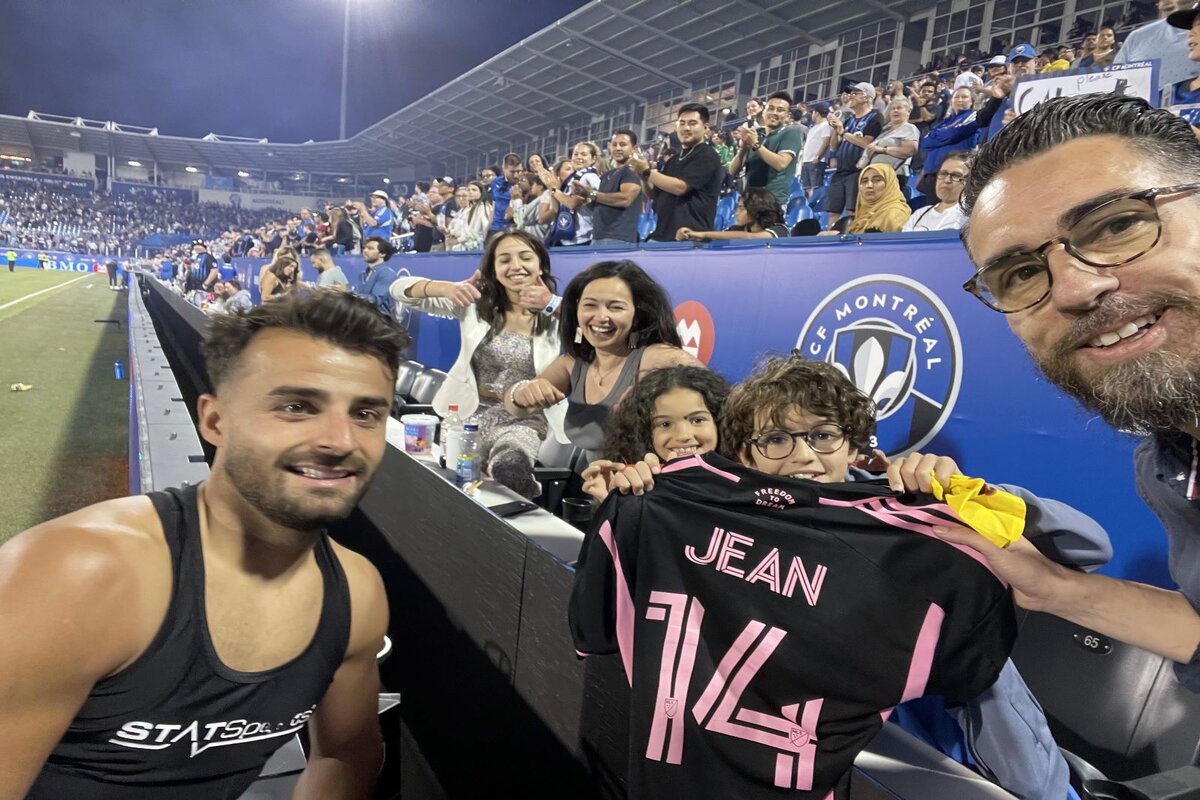Quand Corentin Jean partage un moment avec des supporters du RC Lens ...