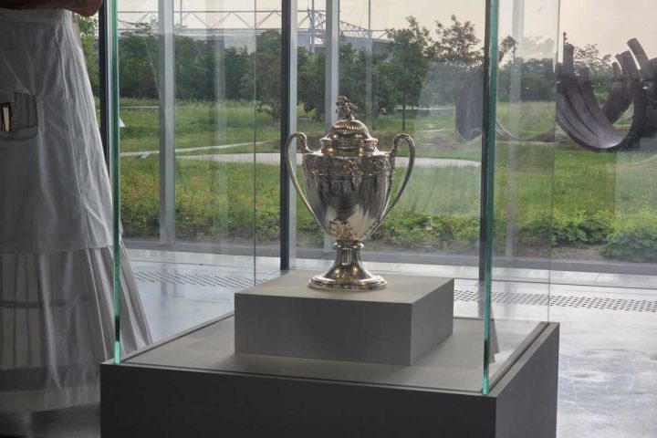 «C'est la vraie de vraie», la Coupe de France exposée au Louvre Lens ...